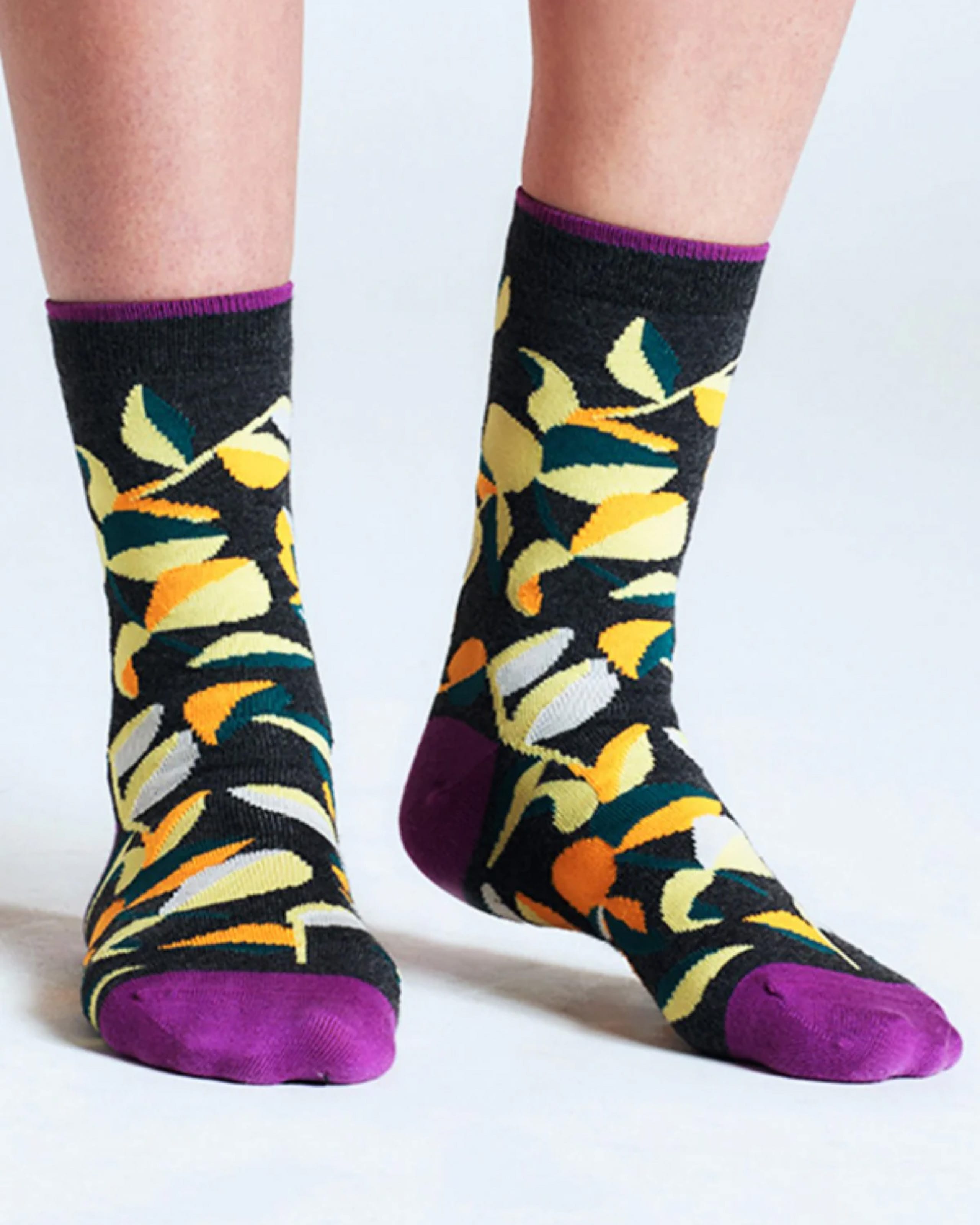 Grau | Socken mit Bambusviskose, floral – Isabel | WoolOvers DE