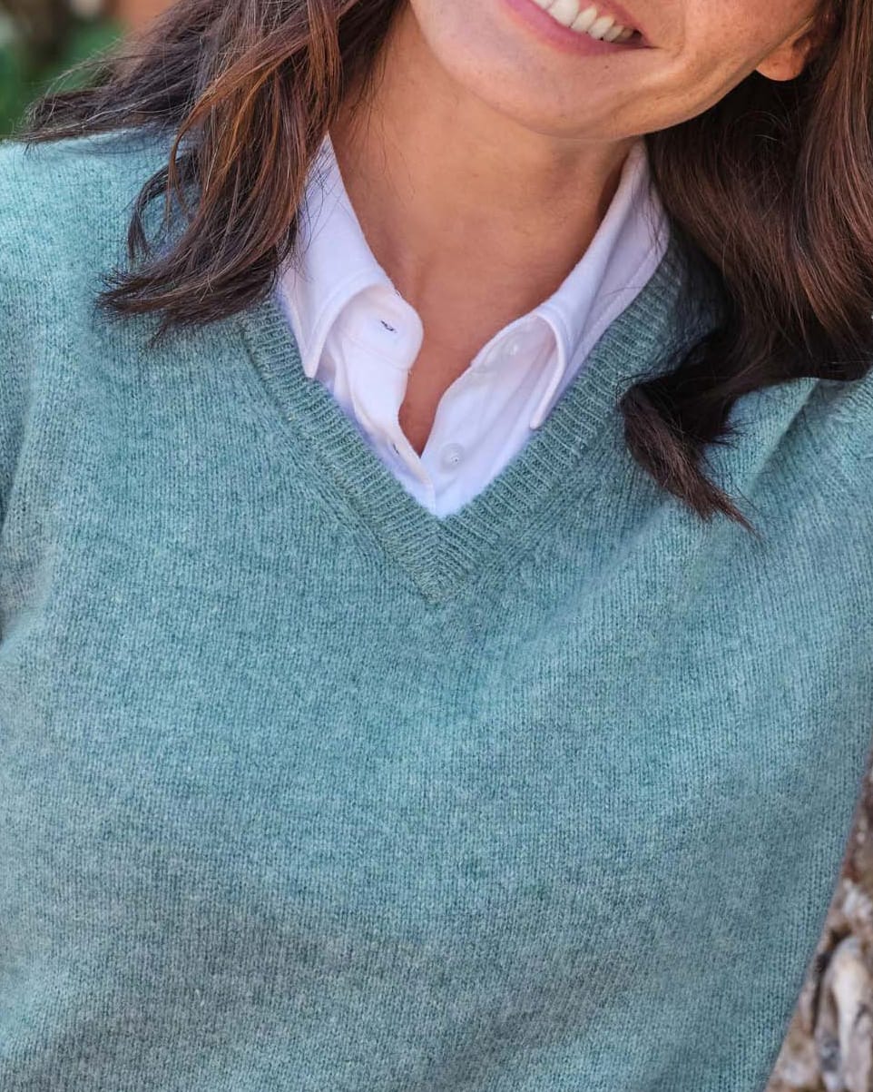 Eisgrün | Pullover mit V-Ausschnitt aus Lammwolle für Damen | WoolOvers DE