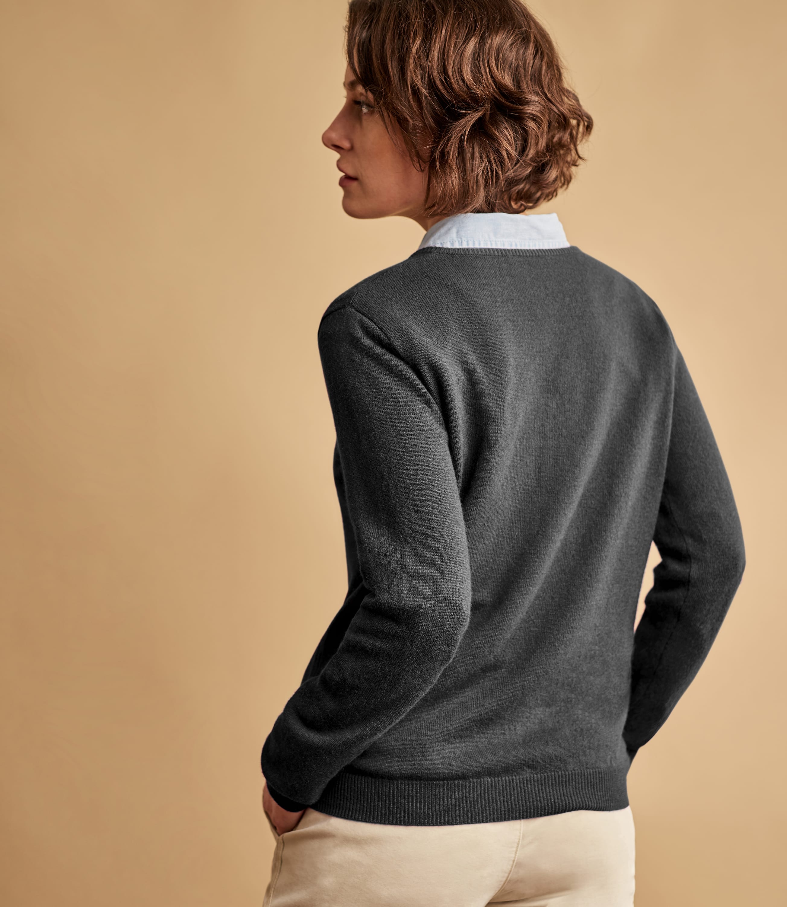 Dunkel Anthrazit | Pullover mit V-Ausschnitt aus Merinowolle und ...