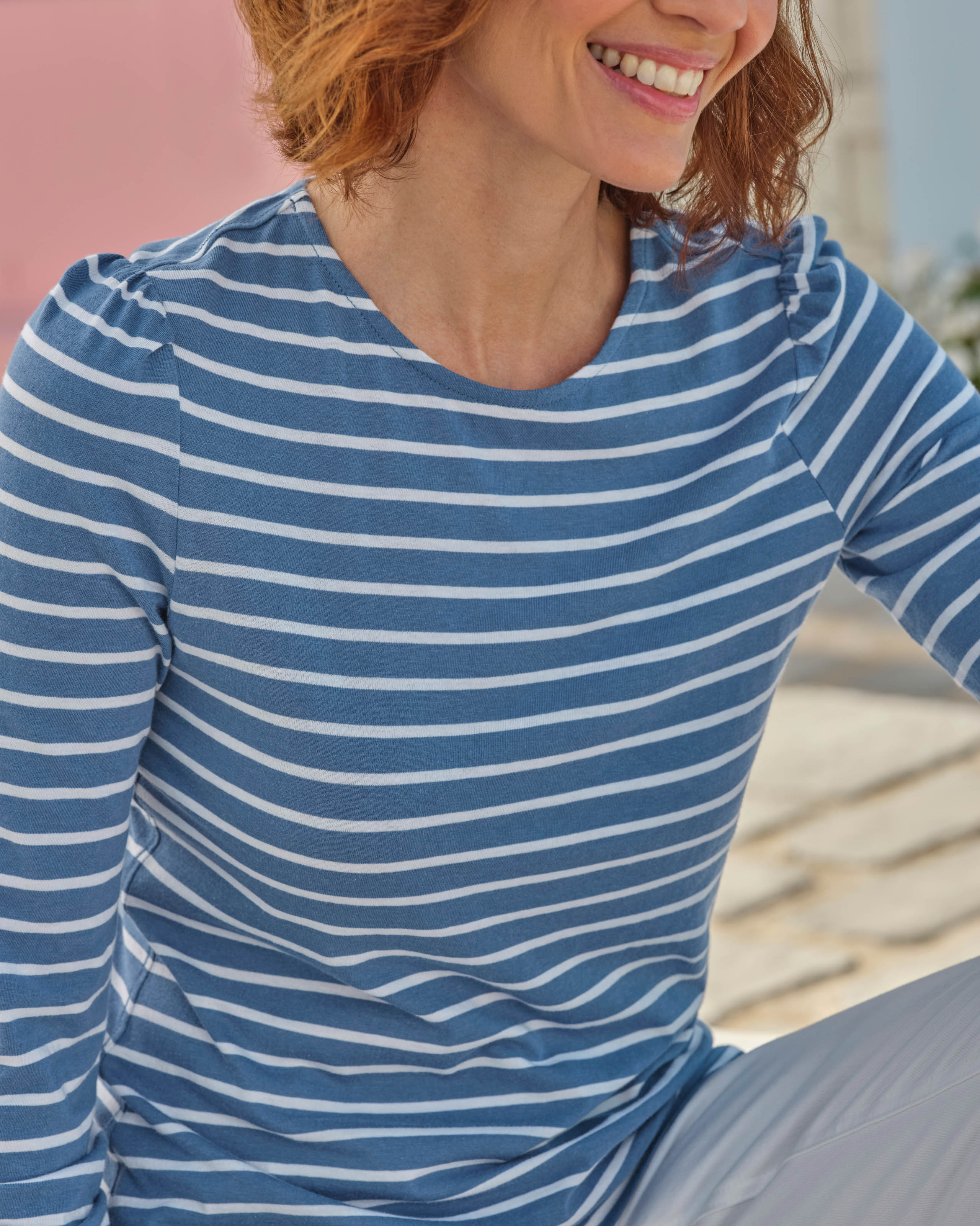 Blau/Weiß gestreift | Oberteil mit U-Boot-Ausschnitt und gerafften Ärmeln | WoolOvers DE
