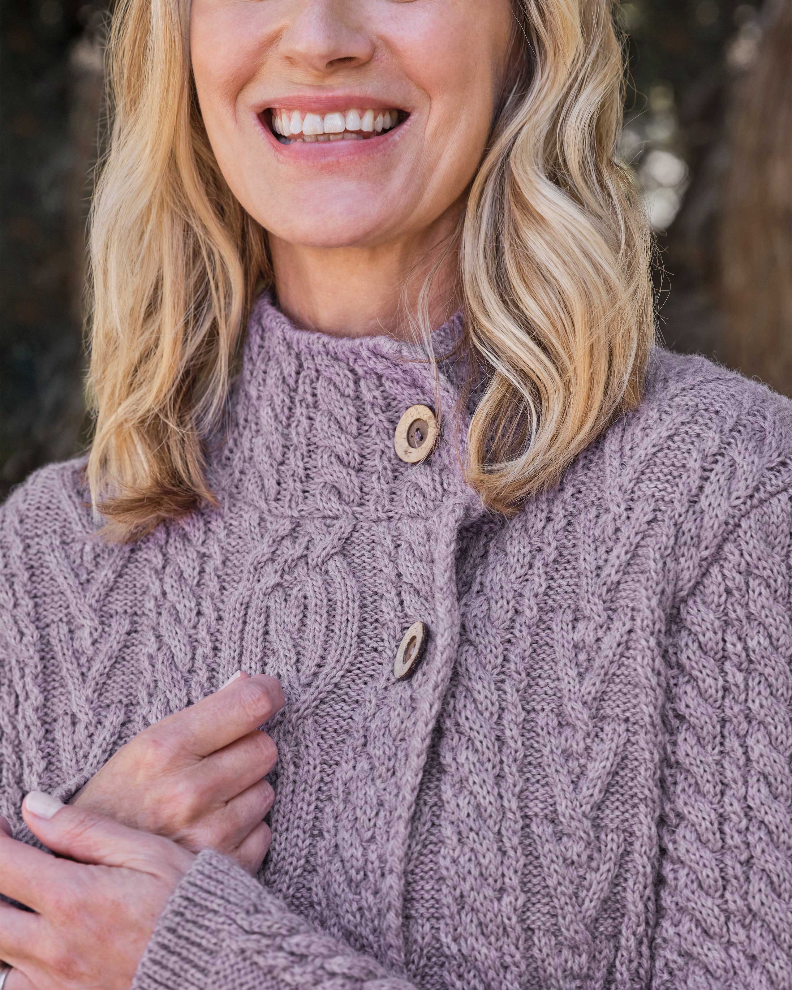 Blasses Lila | Strickjacke mit Knopfleiste aus britischer Wolle ...