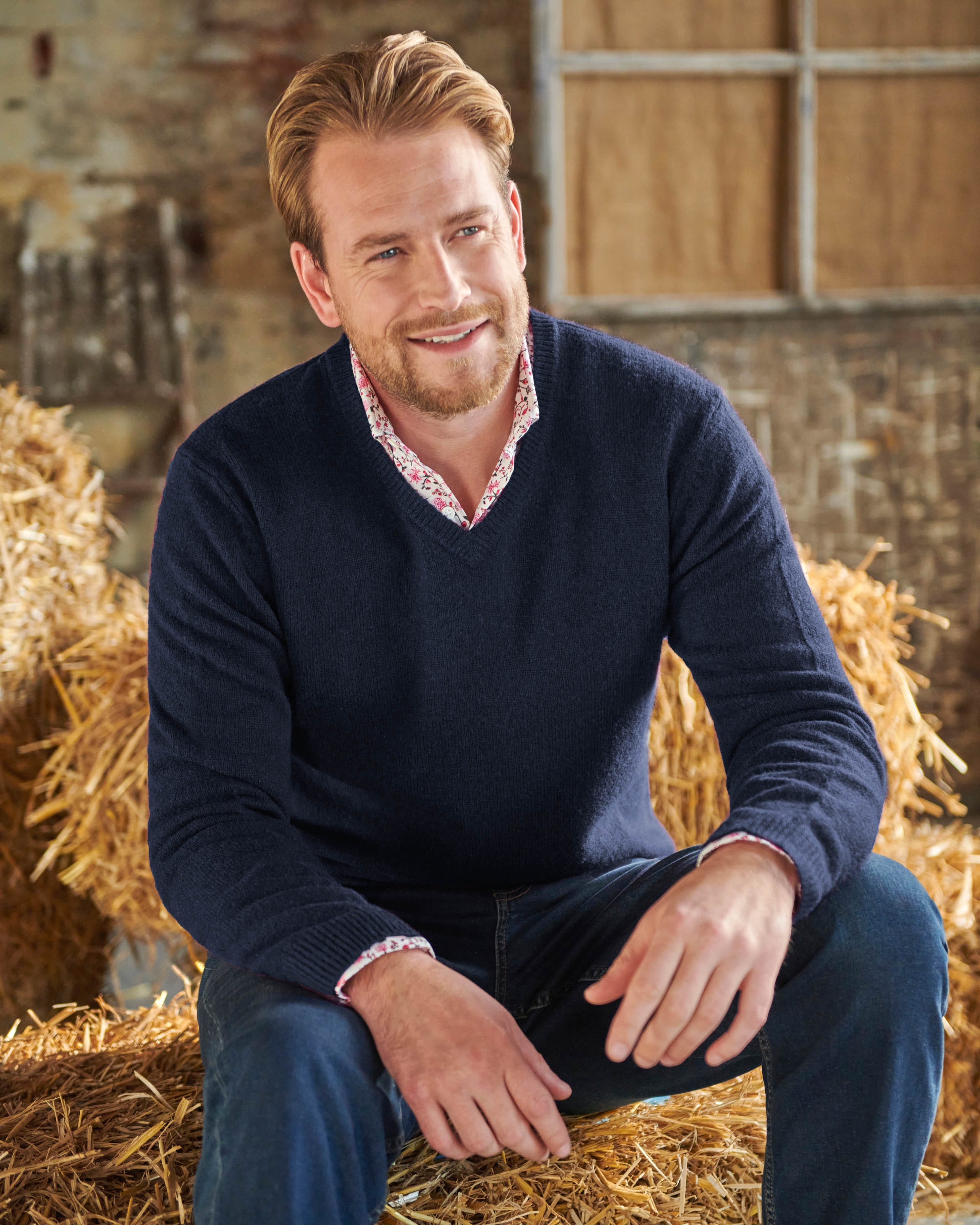 Navy | Pullover mit V-Ausschnitt aus Lammwolle für Herren | Woolover DE